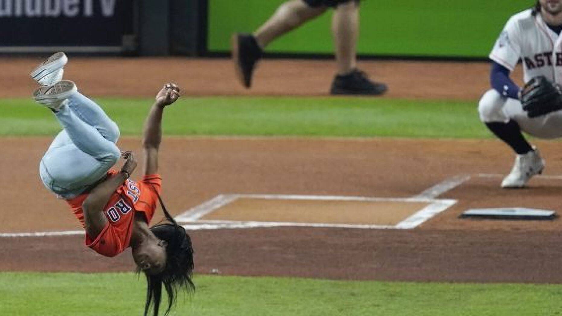 Simone Biles Flips Before Throwing World Series First Pitch | MP3Waxx ...